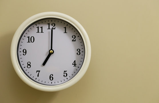 「7:00」の写真素材 | 589件の無料イラスト画像 | Adobe Stock