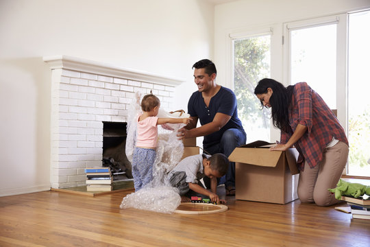 Unpacking Зображення — огляд 127,259 Стокові фото, векторні зображення ...