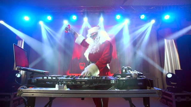 "Santa Dj"-Bilder: Stock-Fotos & -Videos. | Adobe Stock