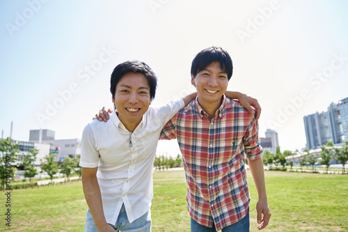仲の良い男友達 の ストック写真とロイヤリティフリーの画像 Pic 130193967