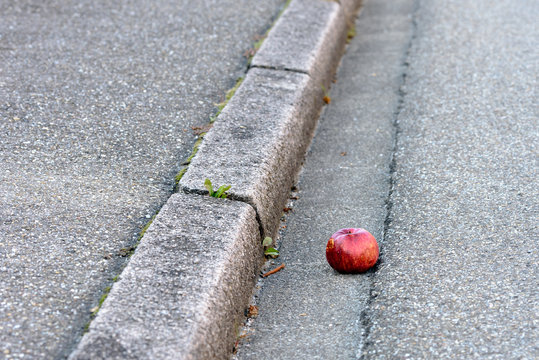 Rinnstein bilder – Bläddra bland 215 stockfoton, vektorer och videor ...