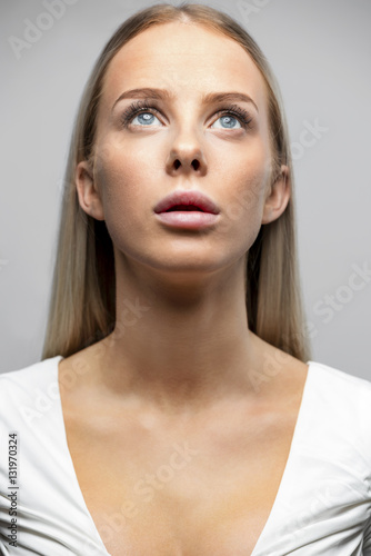 "Young woman looking up in the sky" Stockfotos und lizenzfreie Bilder ...