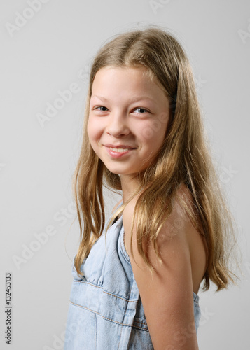 "Preteen girl smiling" photo libre de droits sur la banque d'images ...