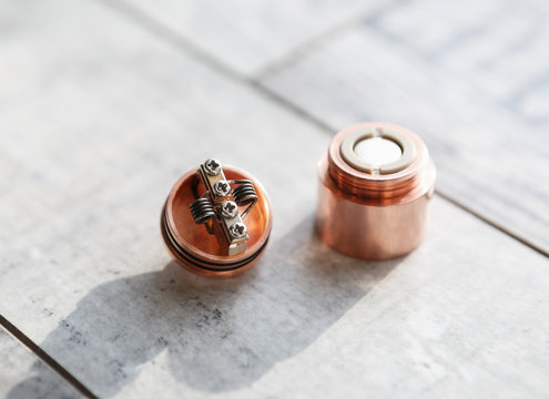 Afbeeldingen over "Vaping Device" – Blader in stockfoto's, vectoren en ...