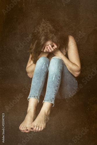 Crying Shy Girl Sitting On The Ground Curled Up Woman With Face In Hands Photo Libre De