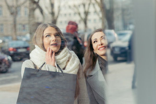 Showwindow Bilder – Durchsuchen 707 Archivfotos, Vektorgrafiken und Videos | Adobe Stock