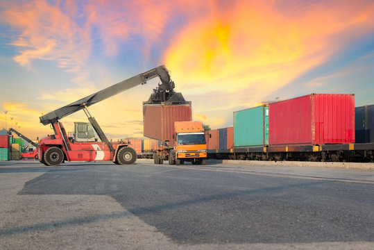 รูปภาพTrian – เลือกดูภาพถ่ายสต็อก เวกเตอร์ และวิดีโอ970 | Adobe Stock