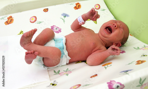 "Ein Baby liegt auf einer Wickelkommode in einem Familienzimmer im ...