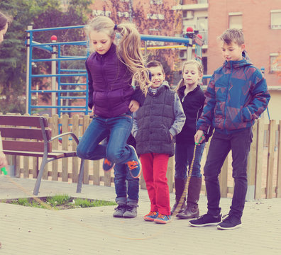 Jumpsies bilder – Bläddra bland 69 stockfoton, vektorer och videor ...