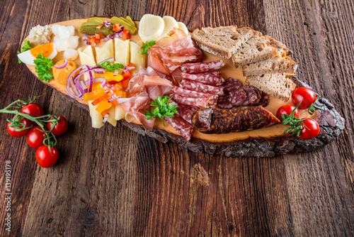 "Brettljausn - Wurst und Käse Platte - Jause" Stockfotos und ...