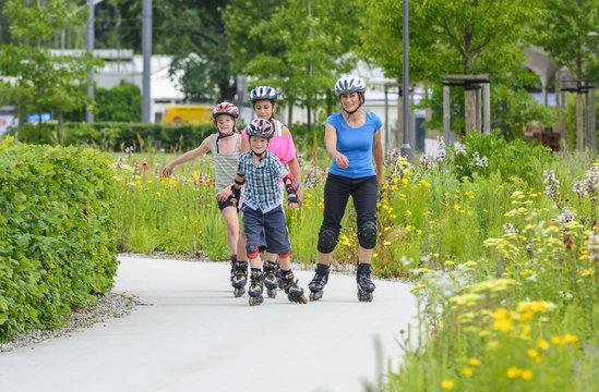 Inline-Skating bilder – Bläddra bland 88 stockfoton, vektorer och ...