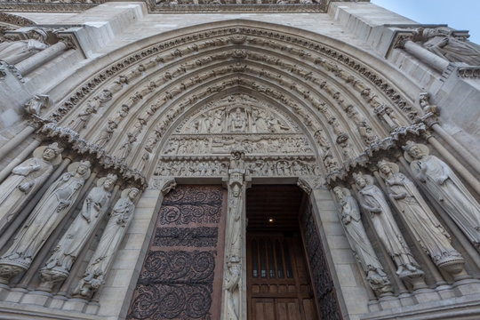 Timpanum bilder – Bläddra bland 24 stockfoton, vektorer och videor ...