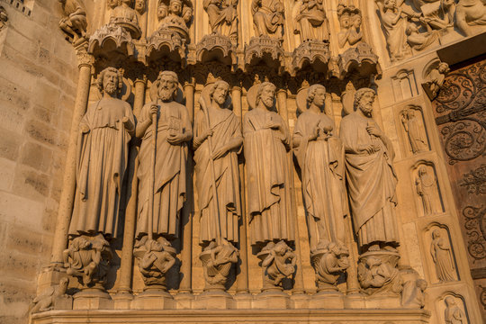 Timpanum bilder – Bläddra bland 24 stockfoton, vektorer och videor ...