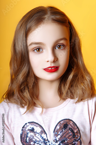 "Cute little girl with red lips posing in studio" Imagens e fotos de ...