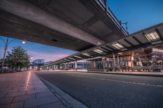 Busbahnhof bilder – Bläddra bland 826 stockfoton, vektorer och videor ...