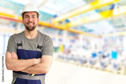 "Monteur/ Arbeiter in einer Industriehalle " Stockfotos und lizenzfreie ...