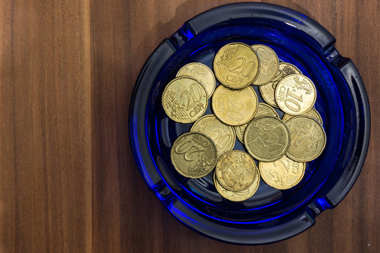 Geldverschwendung bilder – Bläddra bland 354 stockfoton, vektorer och ...