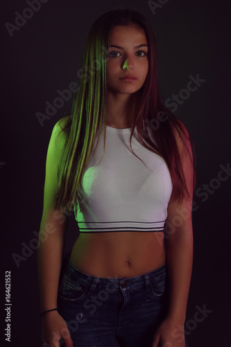 "Belle jeune adolescente posant sur un fond gris. Jeune ado à la mode ...