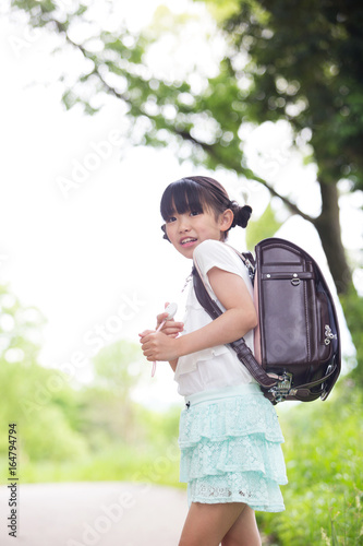 ランドセルを背負った小学生 の ストック写真とロイヤリティフリーの画像 Pic 164794794