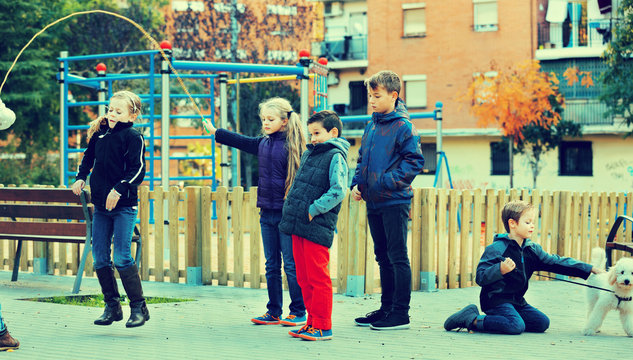 Jumpsies bilder – Bläddra bland 69 stockfoton, vektorer och videor ...