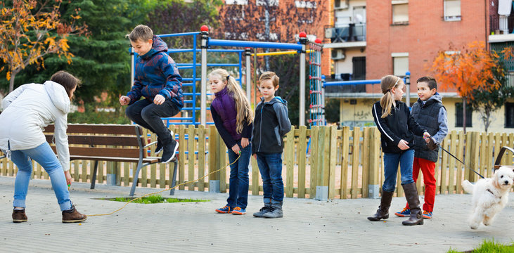 Jumpsies bilder – Bläddra bland 69 stockfoton, vektorer och videor ...