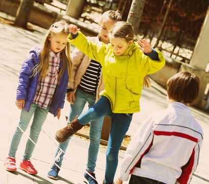 Jumpsies bilder – Bläddra bland 69 stockfoton, vektorer och videor ...