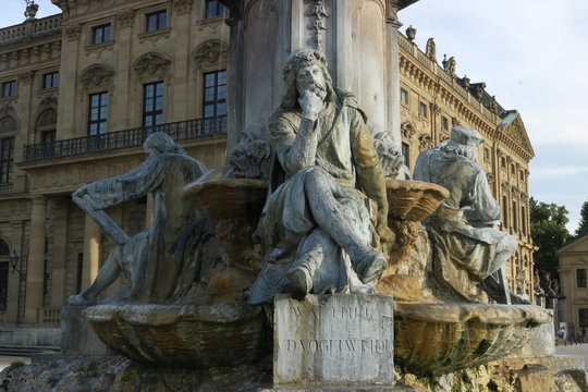 Denkerpose Bilder – Durchsuchen 147 Archivfotos, Vektorgrafiken und ...