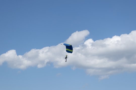 Parashut Images – Browse 35 Stock Photos, Vectors, and Video | Adobe Stock