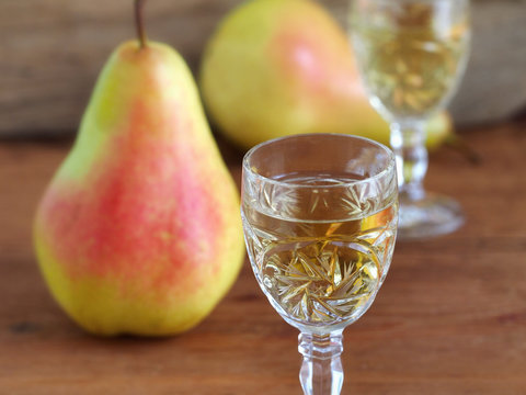 Birnenschnaps Bilder – Durchsuchen 1,974 Archivfotos, Vektorgrafiken ...