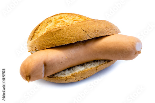 "Bockwurst im Brötchen isoliert freigestellt auf weißen Hintergrund ...