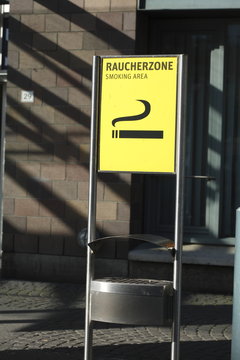 Raucherzone bilder – Bläddra bland 284 stockfoton, vektorer och videor ...