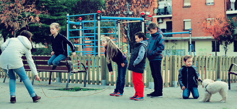 Jumpsies bilder – Bläddra bland 69 stockfoton, vektorer och videor ...