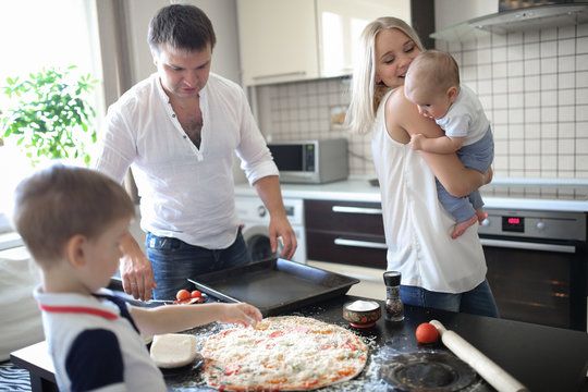 Family Making Pizza Images – Browse 5,577 Stock Photos, Vectors, and ...