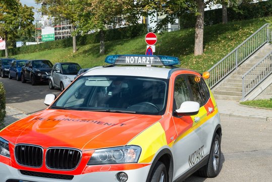 Notarzt Bilder – Durchsuchen 5,584 Archivfotos, Vektorgrafiken und ...