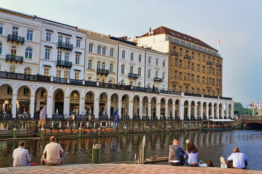 Alsterarkaden Bilder – Durchsuchen 415 Archivfotos, Vektorgrafiken und ...