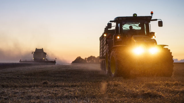 Obrázky Traktor – procházejte fotografie, vektory a videa 408,680 ...