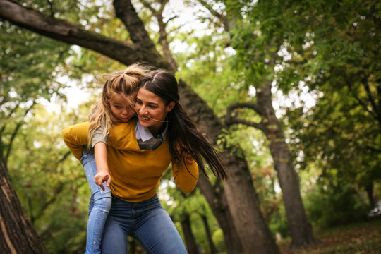 "Piggyback Ride" Bilder – Durchsuchen 14,598 Archivfotos, Vektorgrafiken und Videos | Adobe Stock