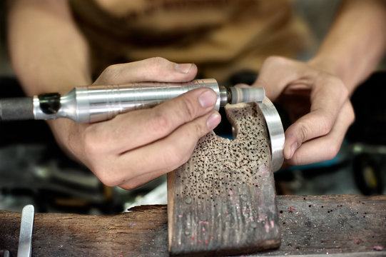 Jewler bilder – Bläddra bland 45 stockfoton, vektorer och videor ...