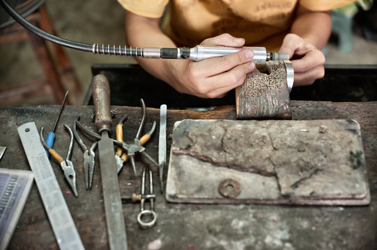 Jewler bilder – Bläddra bland 45 stockfoton, vektorer och videor ...