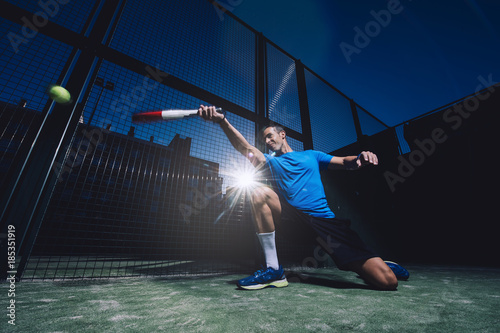"Young man playing paddle." 스톡 사진, 로열티프리 이미지 : Fotolia.com - 이미지 185351919