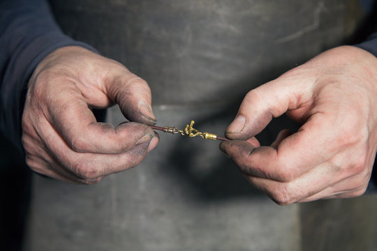 Holding Product Images – Browse 465,498 Stock Photos, Vectors, and ...