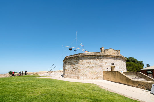 Roundhouse Зображення — огляд 3,901 Стокові фото, векторні зображення й ...