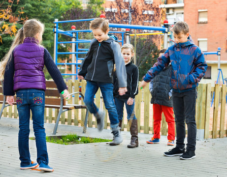 Jumpsies bilder – Bläddra bland 69 stockfoton, vektorer och videor ...