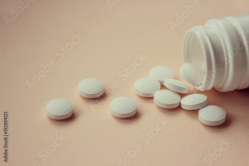 "Большие белые таблетки из контейнера на бежевом фоне" Stock photo and ...