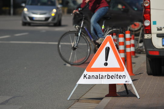 รูปภาพGefahrzeichen – เลือกดูภาพถ่ายสต็อก เวกเตอร์ และวิดีโอ1,329 ...