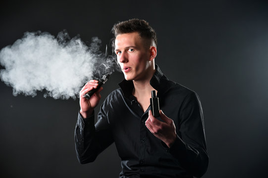"Vaping Woman" Bilder – Durchsuchen 54 Archivfotos, Vektorgrafiken und ...