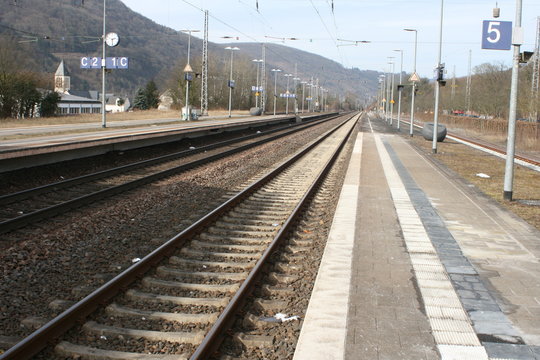Bahnsteig Bilder – Durchsuchen 80,514 Archivfotos, Vektorgrafiken und ...