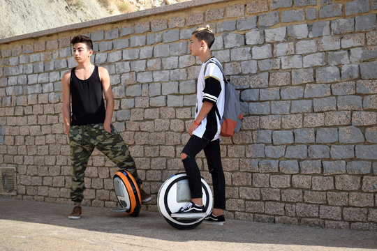 Afbeeldingen over "Self Balancing" – Blader in stockfoto's, vectoren en ...