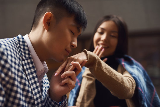 Genuflection bilder – Bläddra bland 632 stockfoton, vektorer och videor ...