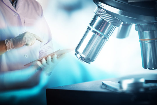 Doctor Using Microscope Bilder – Durchsuchen 14,317 Archivfotos ...